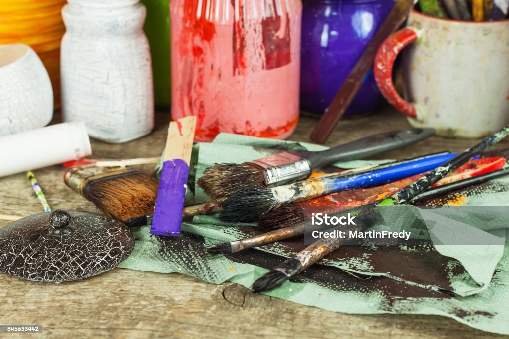Decoupage 제품입니다 홈 작가 워크숍 페인 터의 작업 책상에 장애 브러시 및 색 고풍스런에 대한 스톡 사진 및 기타