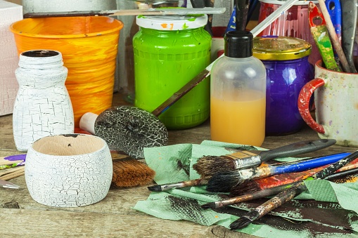 Decoupage 제품입니다 홈 작가 워크숍 페인 터의 작업 책상에 장애 브러시 및 색 고풍스런에 대한 스톡 사진 및 기타