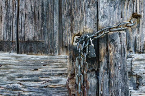 Free picture: Rustic cast iron rust chains on hardwood old pole