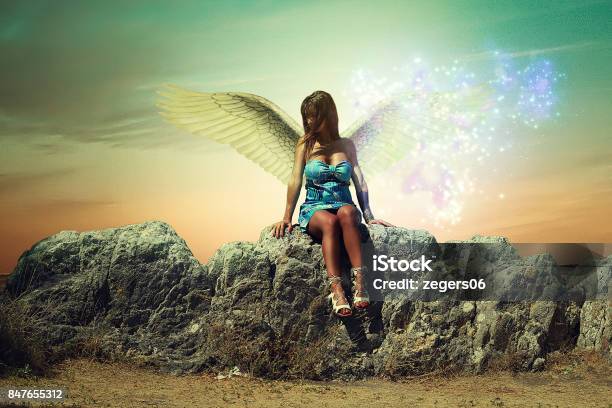 Wanita Malaikat Cantik Duduk Di Atas Batu Foto Stok - Unduh Gambar ... Wanita Malaikat Cantik Duduk Di Atas Batu Foto Stok - Unduh Gambar ...