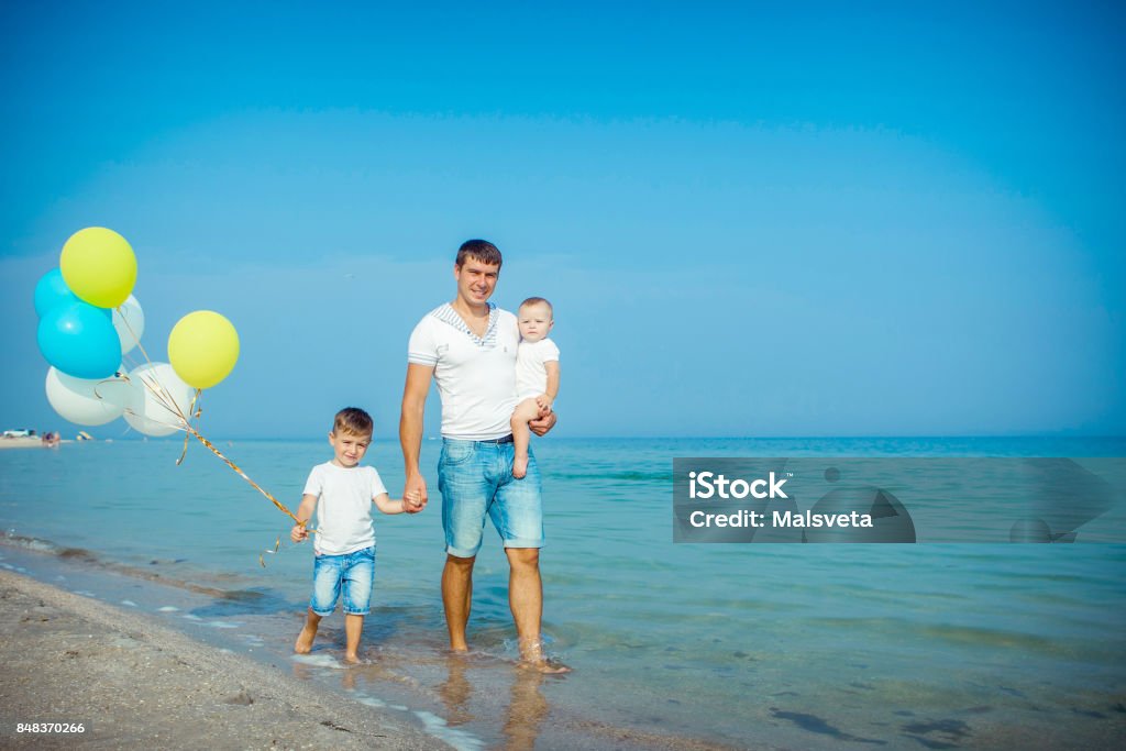 Photo Libre De Droit De Père Et Son Fils Samuser Sur La Plage Banque D