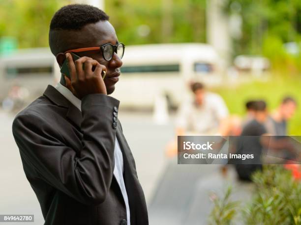 Potret Pengusaha Muda Afrika Yang Mengenakan Setelan Jas Di Luar Gedung ... Potret Pengusaha Muda Afrika Yang Mengenakan Setelan Jas Di Luar Gedung ...
