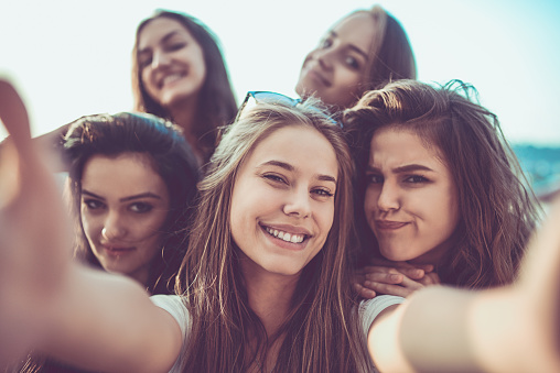 Selfie를 복용 하 고 야외에서 얼굴을 만드는 미친 여자의 그룹 20 24세에 대한 스톡 사진 및 기타 이미지 20 24