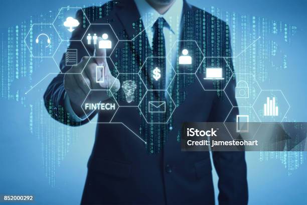 Fintech 아이콘 및 매트릭스 코드 배경 투자 및 금융 인터넷 기술 개념으로 사물의 인터넷 사업가 금융 기술에 대한 스톡