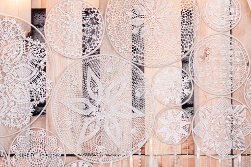 드림 캐쳐 화이트 화이트 깃털과 진주 나무 바탕에 매달려 Crocheted 짠 0명에 대한 스톡 사진 및 기타 이미지 0명