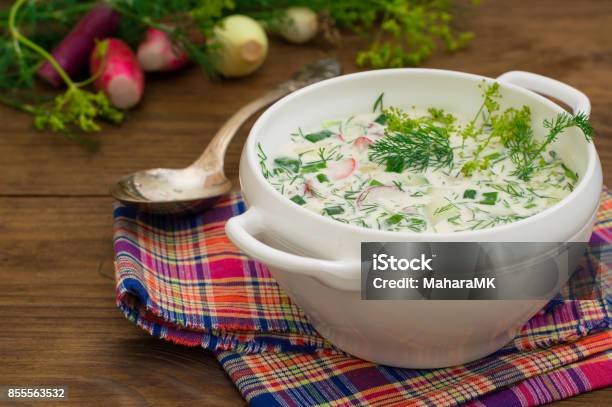 Okroshka입니다 오이 무 계란과 나무 테이블에 딜 여름 빛 차가운 요구르트 수프 나무 배경입니다 클로즈업입니다 상위 뷰 0