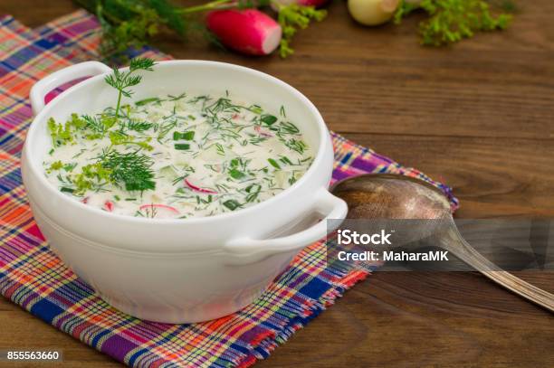 Okroshka입니다 오이 무 계란과 나무 테이블에 딜 여름 빛 차가운 요구르트 수프 나무 배경입니다 클로즈업입니다 상위 뷰 0