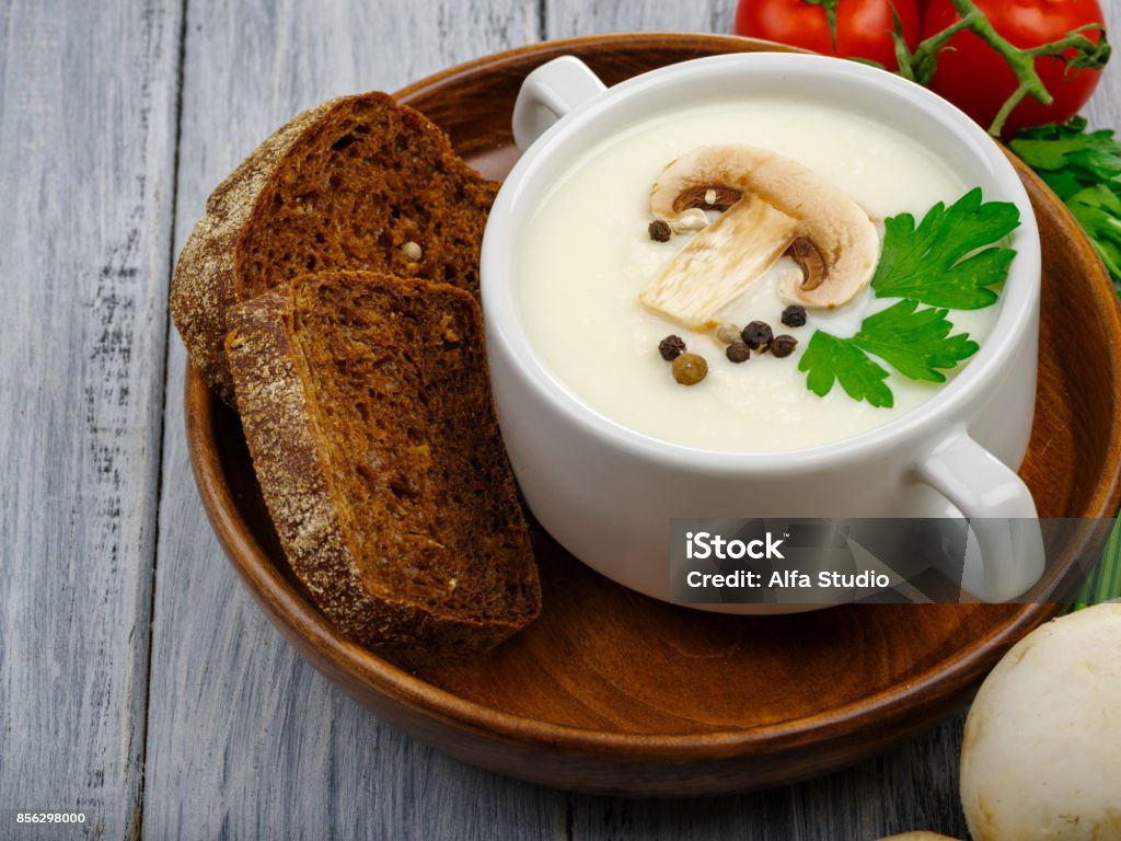 Sup Krim Jamur Dengan Sayuran Dan Roti Dalam Piring Putih Di Atas Meja