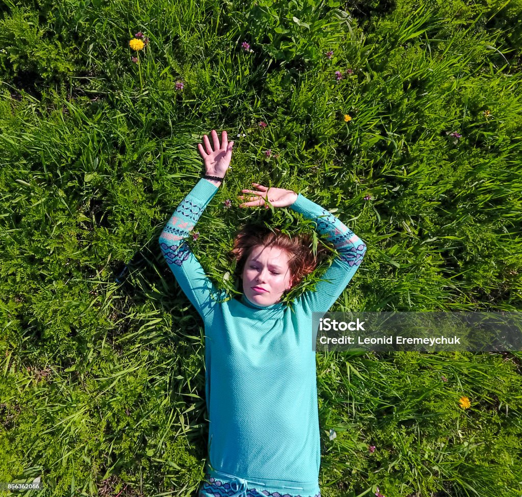 Photo Libre De Droit De La Jeune Fille Se Trouve Dans Une Robe Turquoise Sur La Pelouse Belle