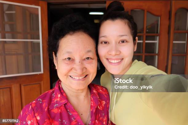 Selfie 수석 여자 딸 흰색 배경 위에 2명에 대한 스톡 사진 및 기타 이미지 2명 가족 간호사 Istock