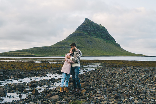 Kirkjufell 산 근처 산책 하는 커플 아이슬란드에 대한 스톡 사진 및 기타 이미지 아이슬란드 커플 편물 Istock