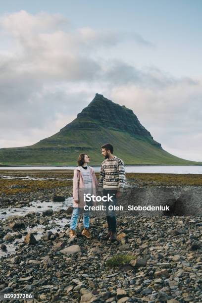 Kirkjufell 산 근처 산책 하는 커플 20 29세에 대한 스톡 사진 및 기타 이미지 20 29세 경관 경외감