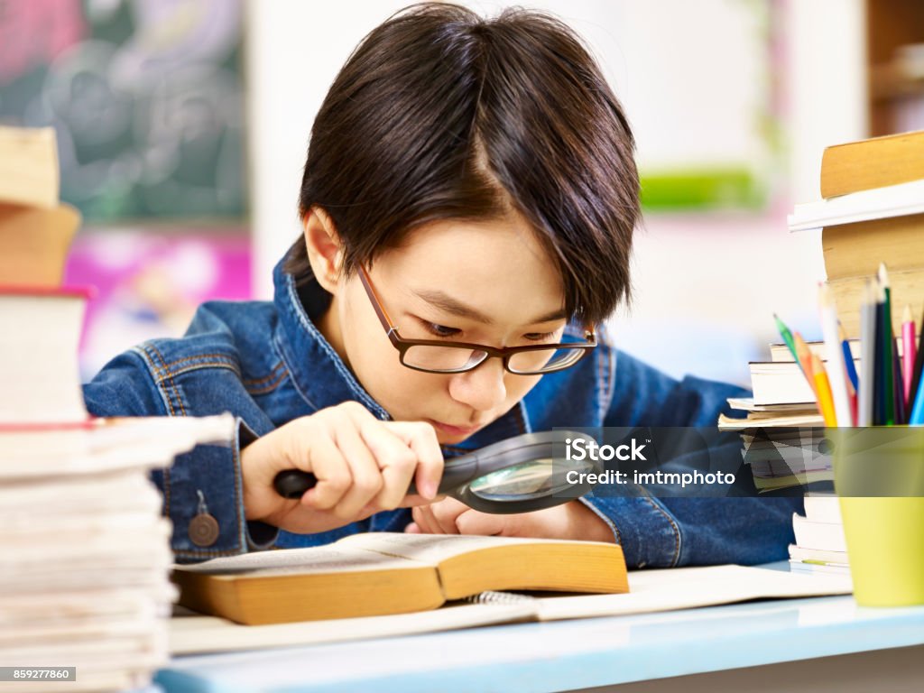 Murid Asia Menggunakan Kaca Pembesar Membaca Buku Foto Stok - Unduh ... Murid Asia Menggunakan Kaca Pembesar Membaca Buku Foto Stok - Unduh ...