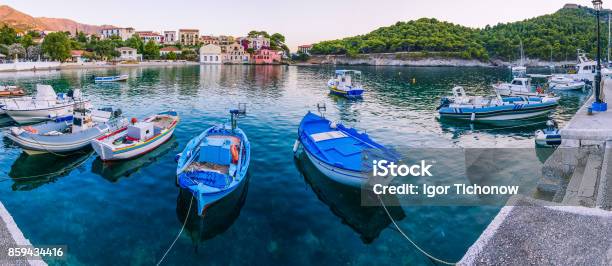 Kefalonia 그리스에 아름 다운 푸른 코브에서 바다 아소스 베이 마에 앵커에서 피셔 보트 건축물에 대한 스톡 사진 및 기타