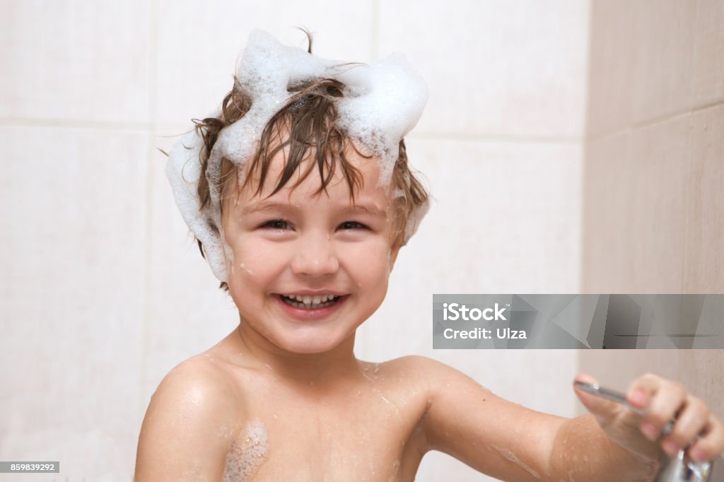 Photo Libre De Droit De Drôle Enfant Qui Joue Avec Leau Et La Mousse