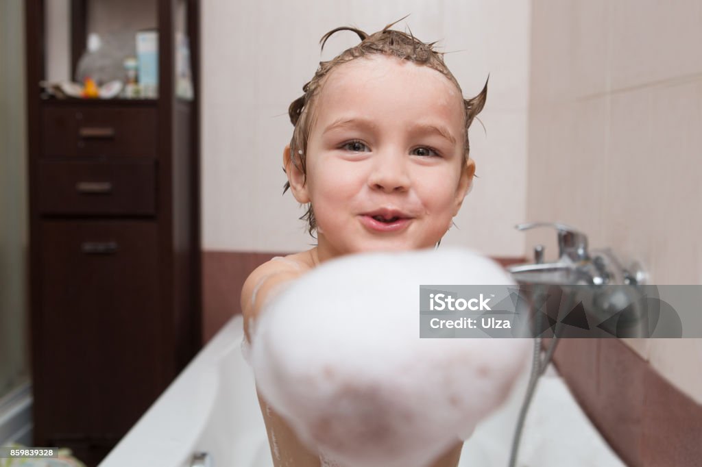 Photo Libre De Droit De Drôle Enfant Qui Joue Avec Leau Et La Mousse
