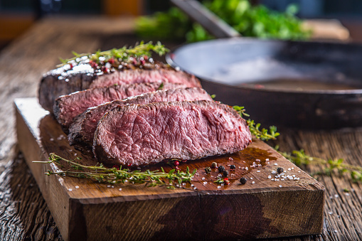 Steak Daging Sapi Irisan Steak Rib Eye Medium Berair Di Papan Kayu