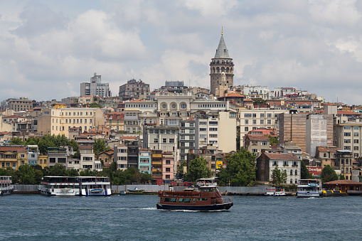 Beyoglu 지구 역사적인 건축물과 갈라타 터키 이스탄불의 골든 혼에 중세 랜드마크 타워 갈라타에 대한 스톡 사진 및 기타