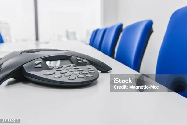 Ip 회의 장치는 회의실의 테이블에 Voip에 대한 스톡 사진 및 기타 이미지 Voip 업무 회의 0명 Istock