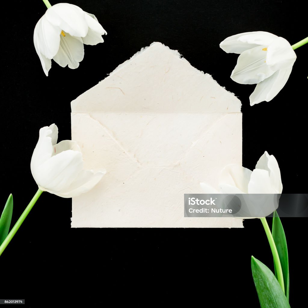 Bunga Tulip Dan Amplop Kertas Dengan Latar Belakang Hitam Rata Lay ... Bunga Tulip Dan Amplop Kertas Dengan Latar Belakang Hitam Rata Lay ...