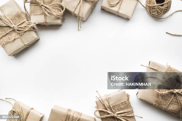 Koleksi Kotak Hadiah Dibungkus Kertas Kraft Dengan Ruang Putih Foto ... Koleksi Kotak Hadiah Dibungkus Kertas Kraft Dengan Ruang Putih Foto ...