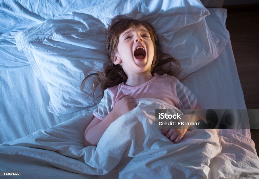 Foto De Menina 4 Anos Gritando Enquanto Estava Deitado Na Cama E Mais
