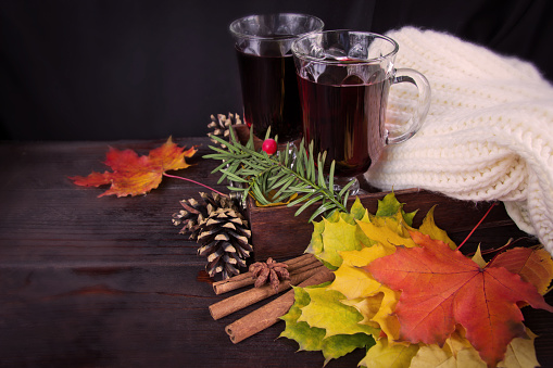Mulled 와인 2 잔 빨간색과 노란색 단풍 계 피 스틱 콘 나무 보드에 따뜻한 스웨터 가을에 대한 스톡 사진 및 기타 이미지