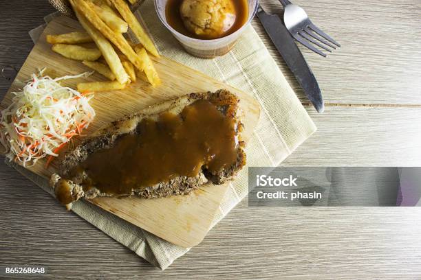 Steak Daging Sapi Panggang Di Talenan Di Atas Kayu Meja Dan Kentang