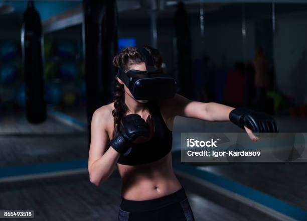 Vr 안경 권투 장갑을 끼고 젊은 전사 복 서 맞는 여자 360도 촬영에 대한 스톡 사진 및 기타 이미지 360도 촬영 3