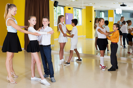 Niños Bailando La Danza Del Par Foto De Stock Y Más Banco De Imágenes