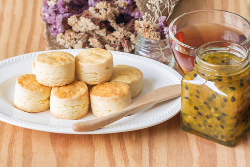 Scone Polos Buatan Sendiri Yang Lezat Disajikan Dengan Selai Markisa ... Scone Polos Buatan Sendiri Yang Lezat Disajikan Dengan Selai Markisa ...