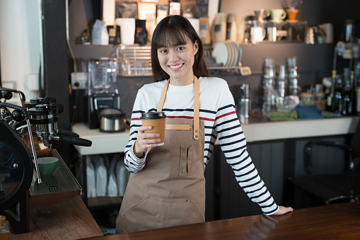 아시아 여자 바리 서 그녀의 손에 커피 한잔과 함께 웃 고 고객에 대한 스톡 사진 및 기타 이미지 고객 기계류 기업