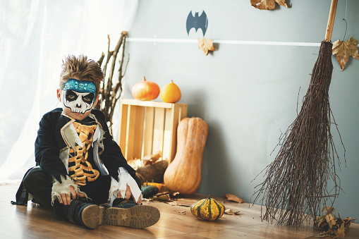 Angry 몬스터 할로윈에 대한 스톡 사진 및 기타 이미지 할로윈 거실 무대 의상 Istock
