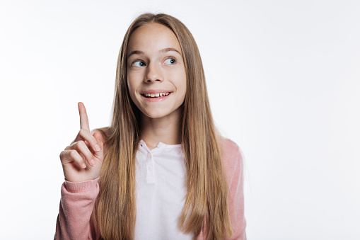 Tersenyum Gadis Remaja Menunjuk Dengan Jarinya Foto Stok - Unduh Gambar ... Tersenyum Gadis Remaja Menunjuk Dengan Jarinya Foto Stok - Unduh Gambar ...