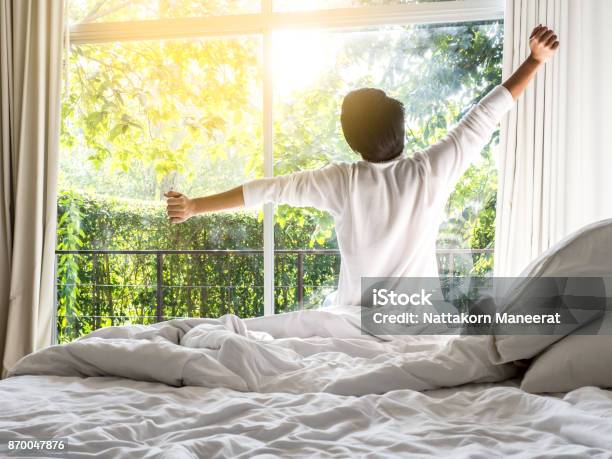 Lat Människa Glad Vakna Upp I Sängen Stiger Händer Till Fönstret På ... Lat Människa Glad Vakna Upp I Sängen Stiger Händer Till Fönstret På ...