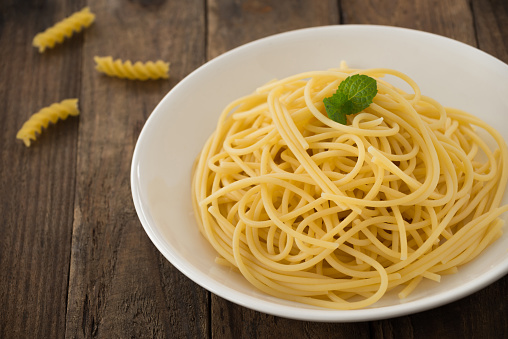 Spaghetti Mie Di Piring Putih Foto Stok Unduh Gambar Sekarang