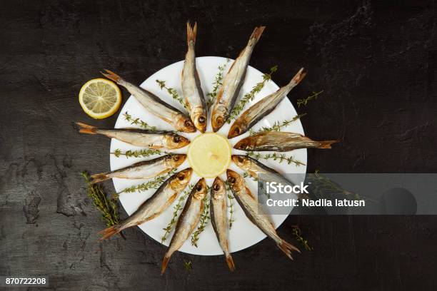 Ikan Haring Baltik Asap Dengan Pengarsipan Dan Thyme Di Piring Putih
