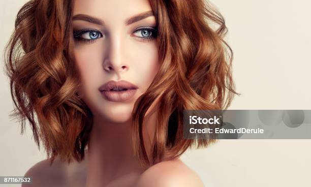 Wanita Muda Yang Menarik Berambut Cokelat Dengan Gaya Rambut