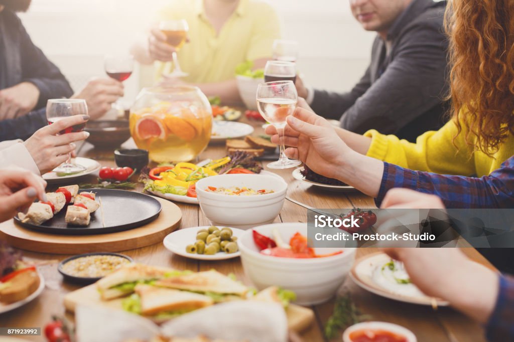 Orangorang Makan Makanan Sehat Dan Minum Anggur Di Pesta Makan Malam ... Orangorang Makan Makanan Sehat Dan Minum Anggur Di Pesta Makan Malam ...