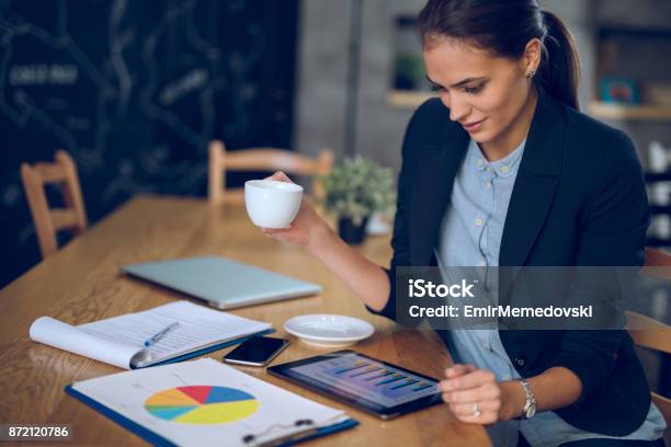 Pengusaha Muda Menggunakan Tablet Digital Dan Menganalisis Laporan ... Pengusaha Muda Menggunakan Tablet Digital Dan Menganalisis Laporan ...