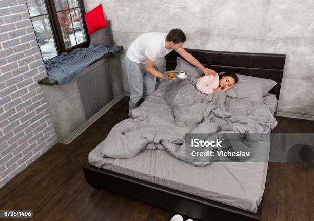 Pria Tampan Membawa Sarapan Untuk Istrinya Di Tempat Tidur Saat Dia