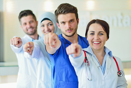 Potret Kelompok Dokter Yang Bahagia Yang Percaya Diri Berdiri Di Kantor ... Potret Kelompok Dokter Yang Bahagia Yang Percaya Diri Berdiri Di Kantor ...