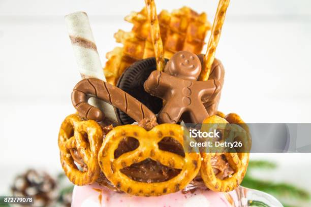 Freakshake 핑크 스무디 크림 초콜릿 남자 지팡이 프레즐 건 빵 와플 마 시 멜로 함께 Monstershake 메이슨