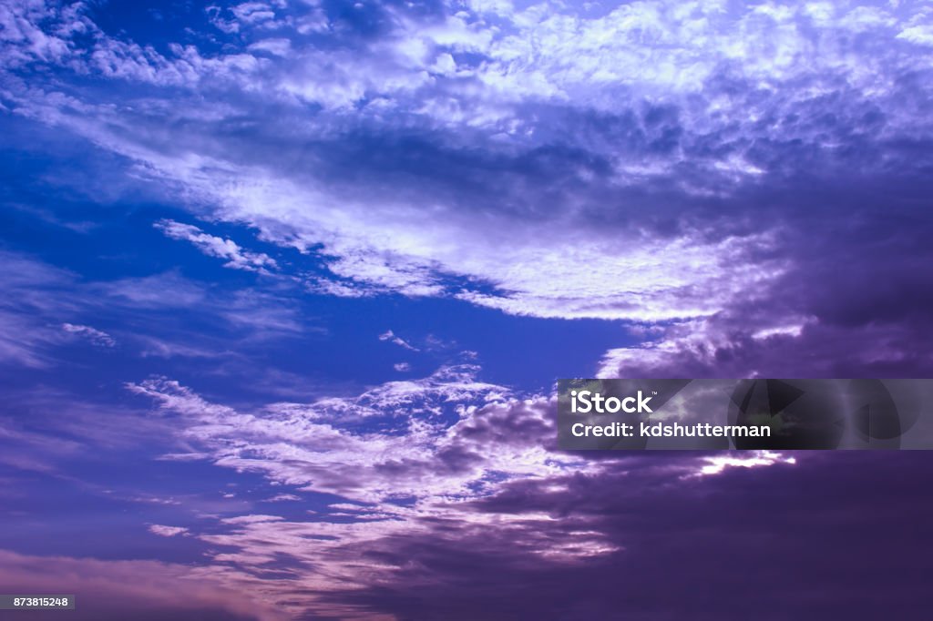 Langit Yang Indah Dengan Awan Besar Membayangi Matahari Sifat ... Langit Yang Indah Dengan Awan Besar Membayangi Matahari Sifat ...
