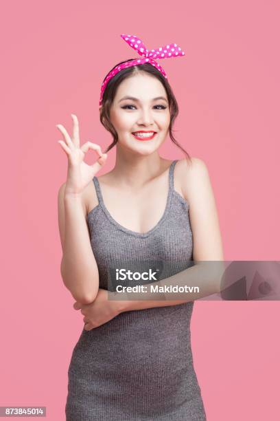 Potret Gadis Asia Dengan Senyum Cantik Dalam Gaya Pinup Dengan Gerakan ... Potret Gadis Asia Dengan Senyum Cantik Dalam Gaya Pinup Dengan Gerakan ...