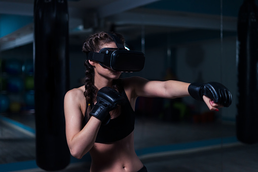 Vr 안경 권투 장갑을 끼고 젊은 전사 복 서 맞는 여자 가상현실에 대한 스톡 사진 및 기타 이미지 가상현실 가상현실