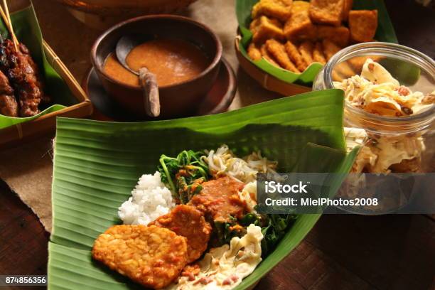 Pecel 땅콩 드레싱 전통적인 자바 어 야채 샐러드 동부 자바 주에 대한 스톡 사진 및 기타 이미지 동부 자바 주 수라