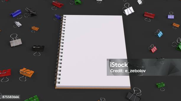 Notebook Spiral Kosong Dengan Klip Pengikat Berwarnawarni Di Atas Meja ... Notebook Spiral Kosong Dengan Klip Pengikat Berwarnawarni Di Atas Meja ...