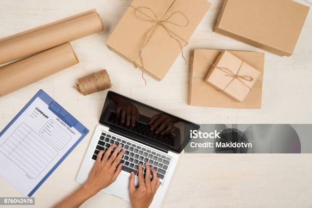 Tampilan Teratas Pengantar Yang Bekerja Dengan Laptop Dan Tanda Terima ... Tampilan Teratas Pengantar Yang Bekerja Dengan Laptop Dan Tanda Terima ...