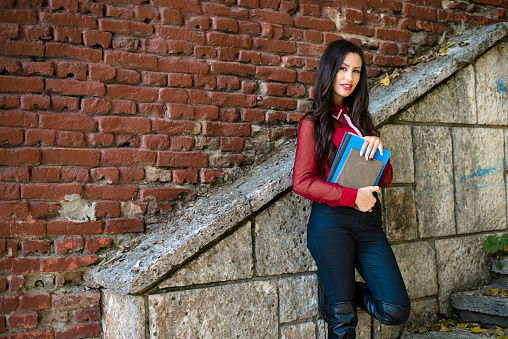 Potret Seorang Wanita Muda Yang Cantik Memegang Buku Belajar Itu